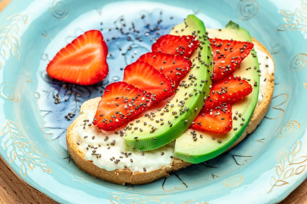 Брускетты с клубникой и авокадо украсят ваш стол за 20 минут